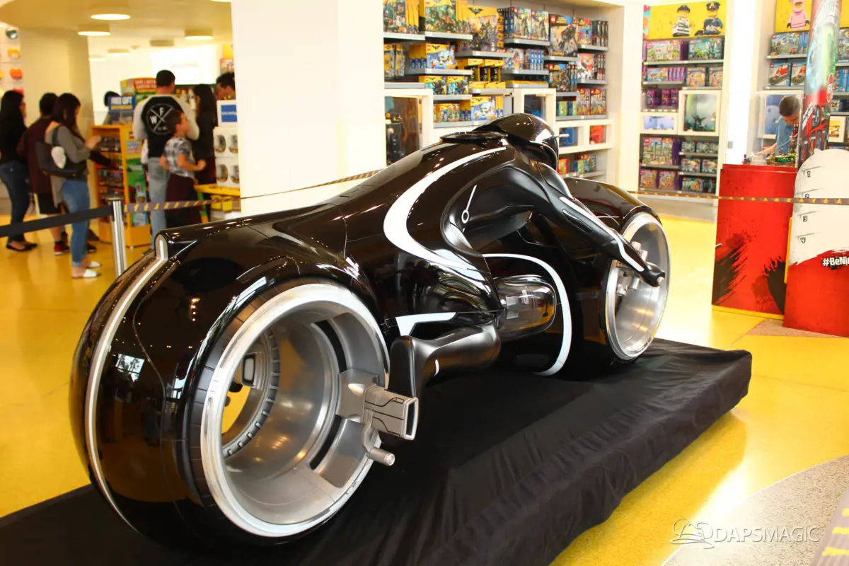 New TRON: Legacy Light Cycle Set Arrives at Downtown Disney LEGO Store ...