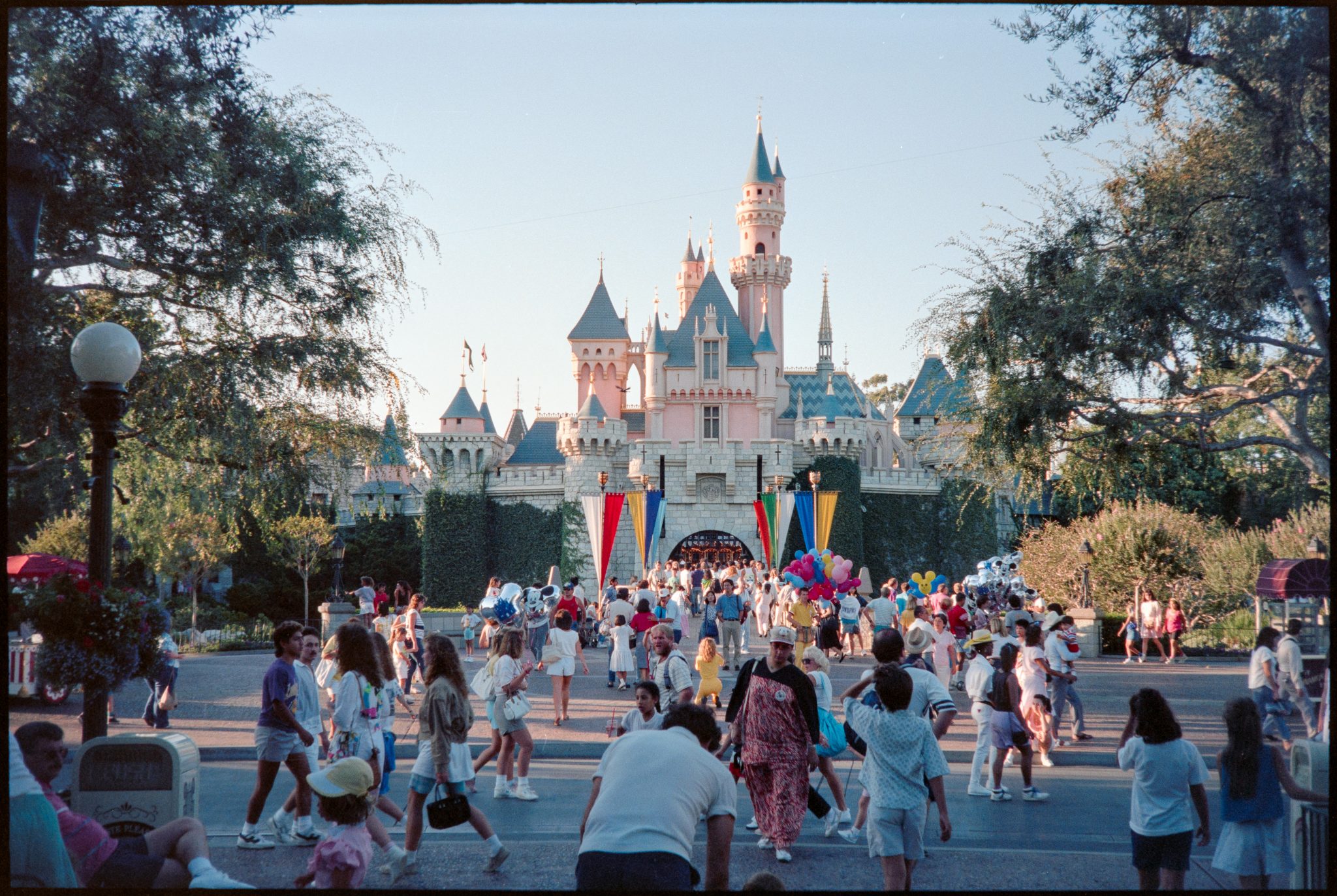 A Stroll Around the Park - 30 Years Ago at Disneyland