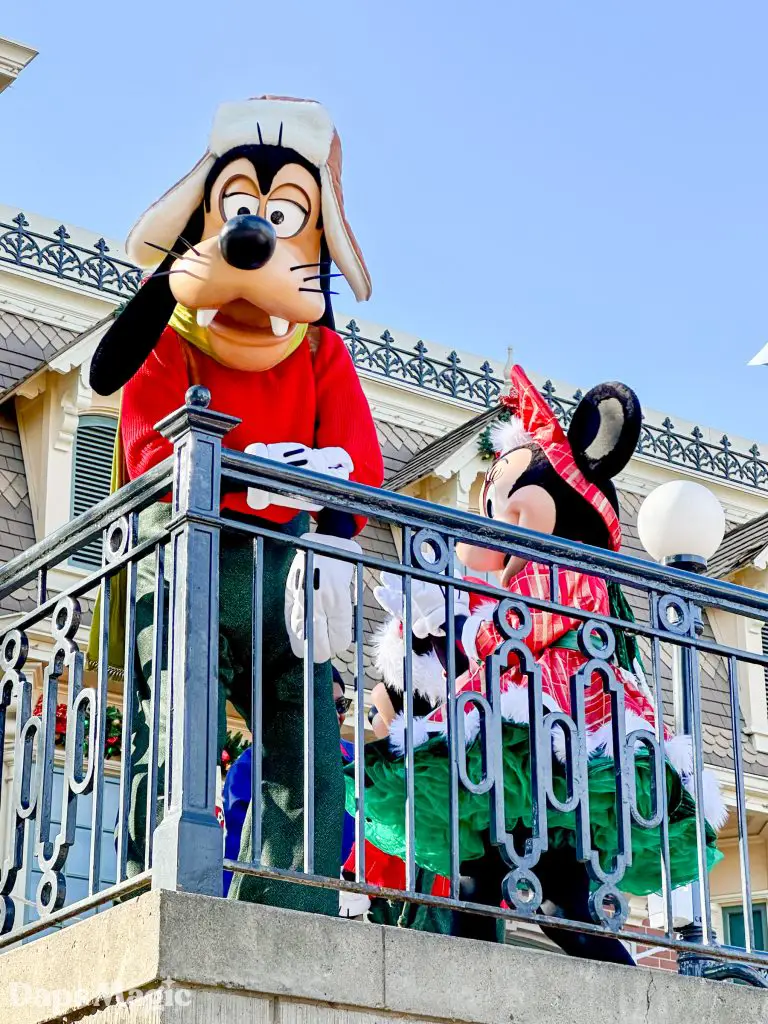 PHOTOS/VIDEO: Mickey and Friends Sport New Festive Outfits on First Day ...