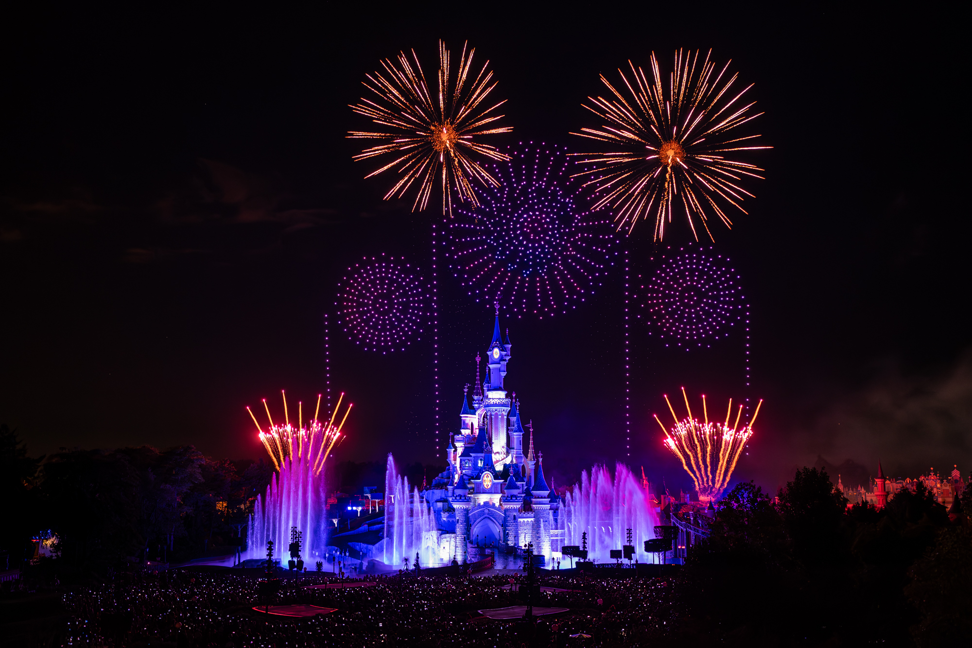The Skies Over Disneyland Paris Come to Life With Fireworks and 1,495 ...