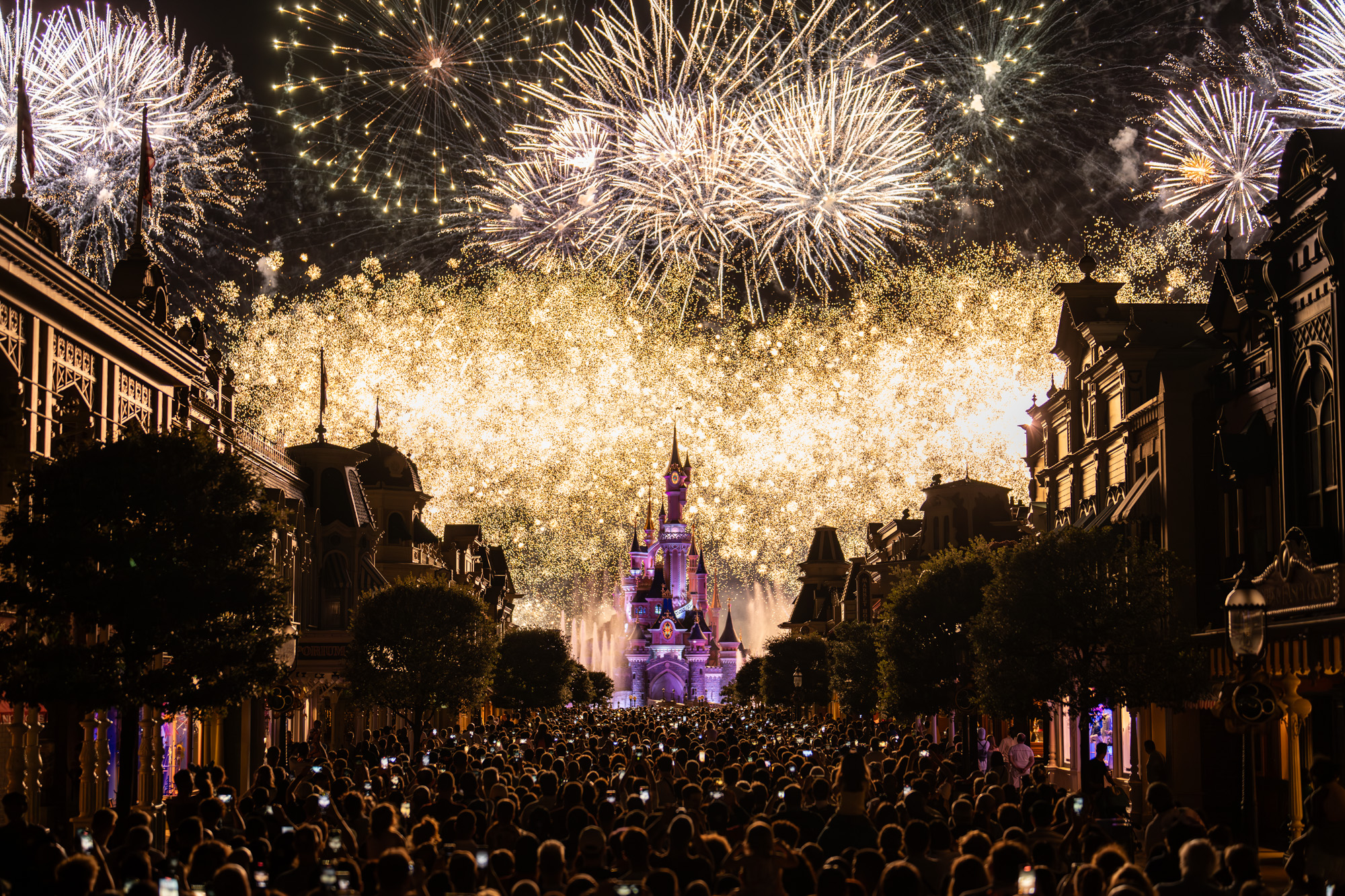 The Skies Over Disneyland Paris Come to Life With Fireworks and 1,495 ...
