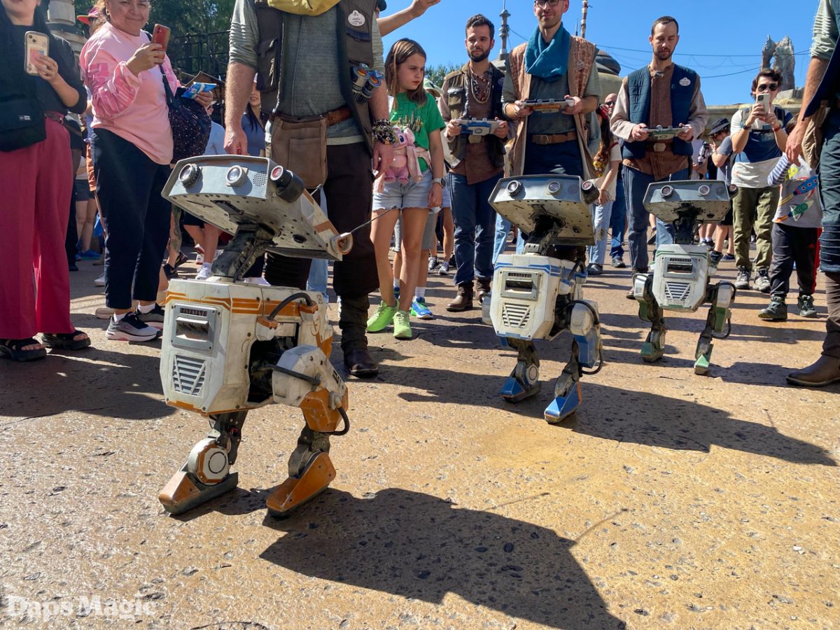 VIDEOS/PHOTOS: New Droids Arrive at Disneyland's Star Wars: Galaxy's Edge