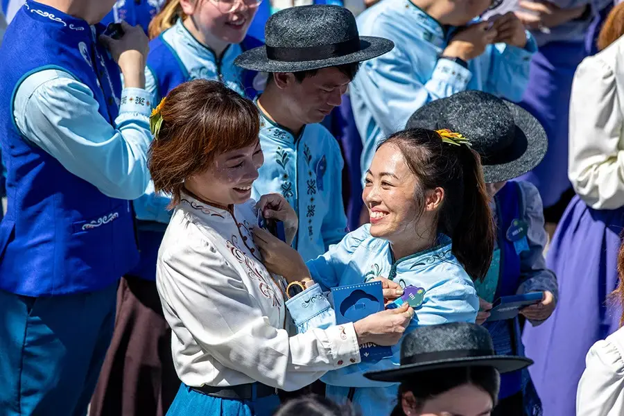 Cast Members Inducted as Citizens of Arendelle at New 'World of Frozen ...