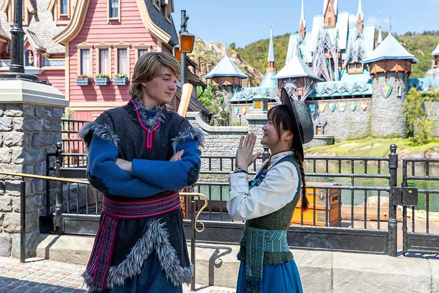 Cast Members Inducted as Citizens of Arendelle at New 'World of Frozen ...