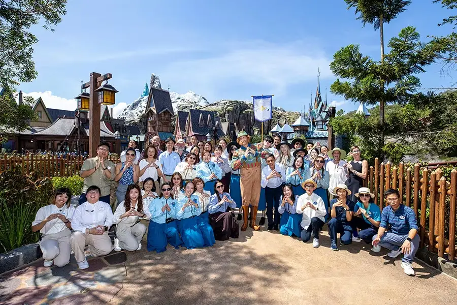 Cast Members Inducted as Citizens of Arendelle at New 'World of Frozen ...