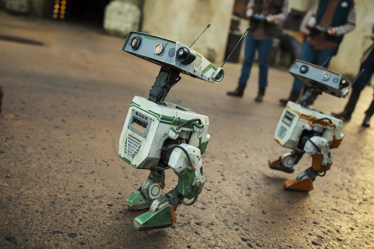 Disney Shares More About Walking Droids in Star Wars: Galaxy's Edge at ...