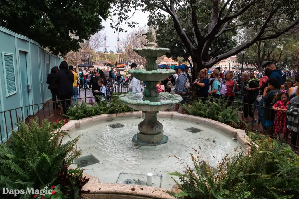 Fans Say Goodbye to Haunted Mansion Holiday as it Says Goodbye for ...