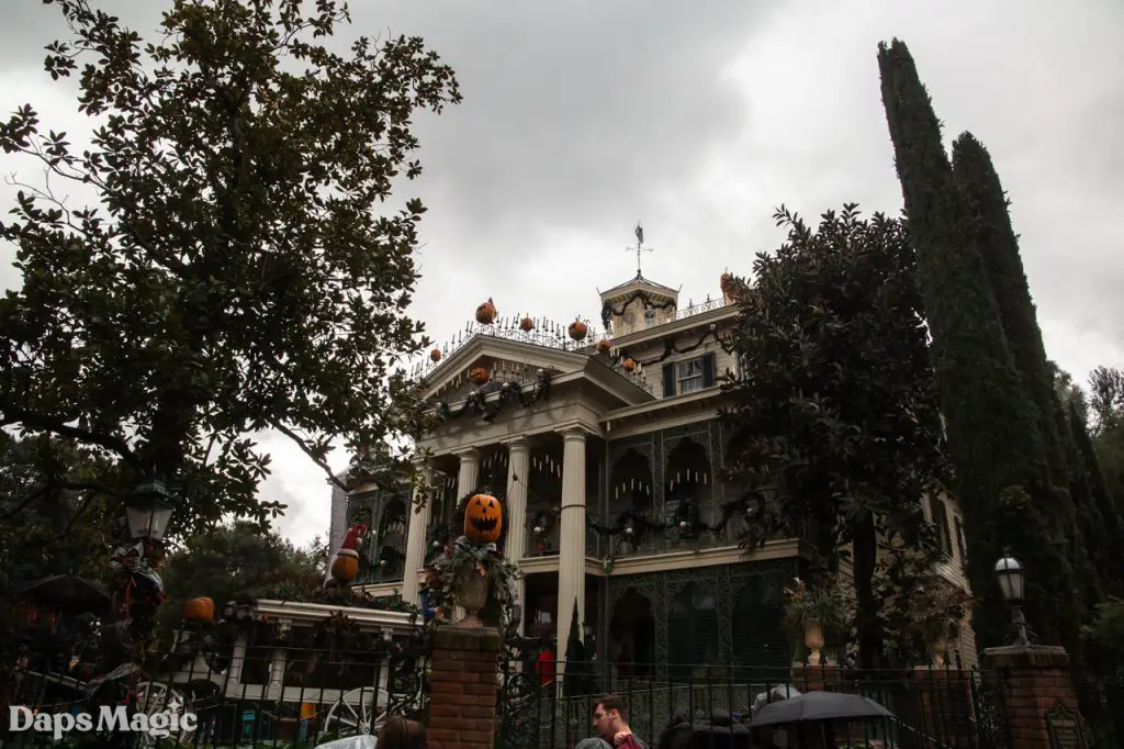 Fans Say Goodbye to Haunted Mansion Holiday as it Says Goodbye for ...