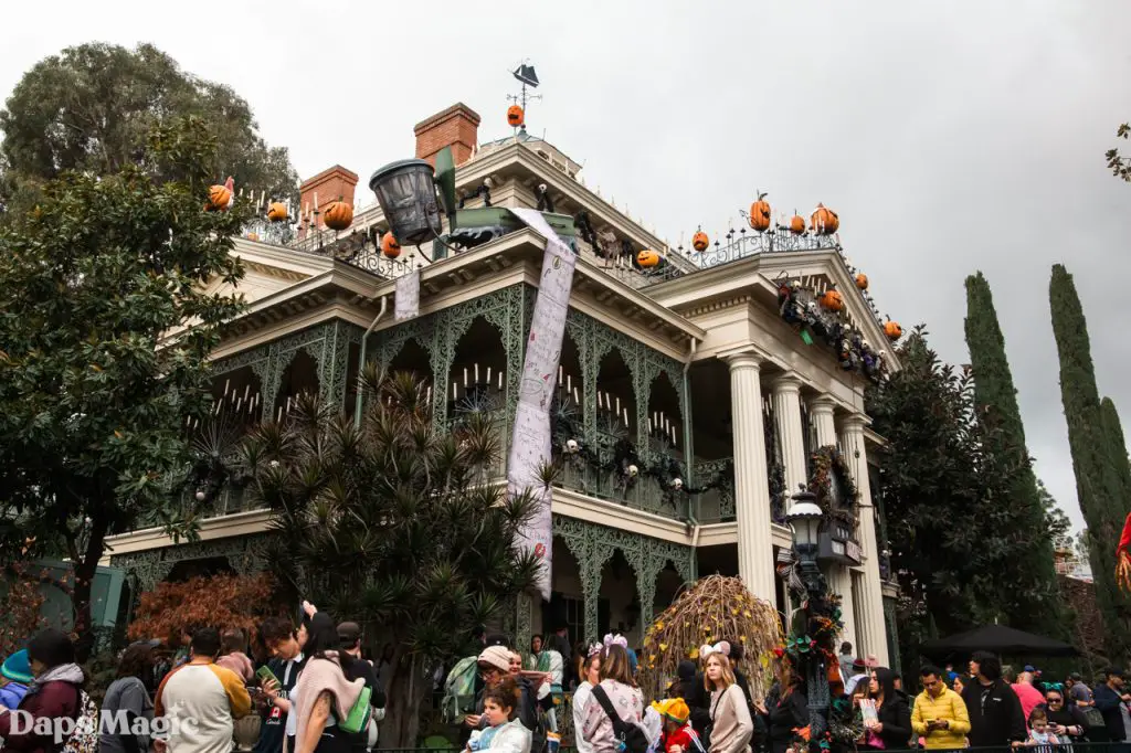 Fans Say Goodbye to Haunted Mansion Holiday as it Says Goodbye for ...