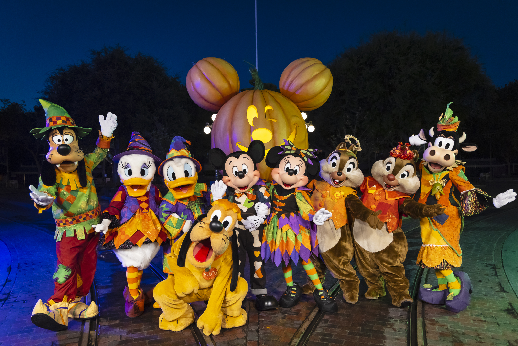 Mickey and Friends Debut New Halloween Costumes at Disneyland for ...