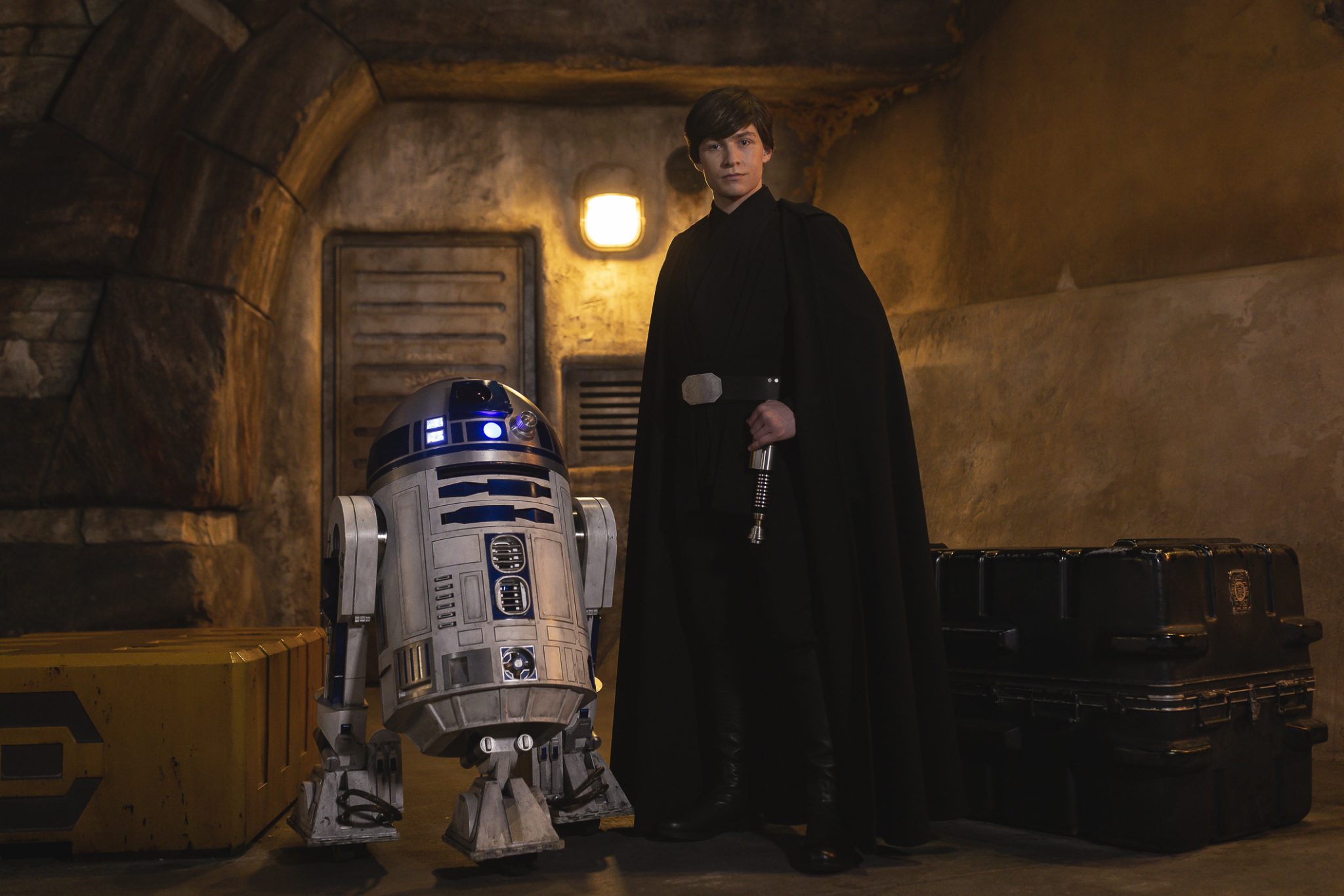 Luke Skywalker Arrives at Disneyland's Star Wars: Galaxy's Edge for ...