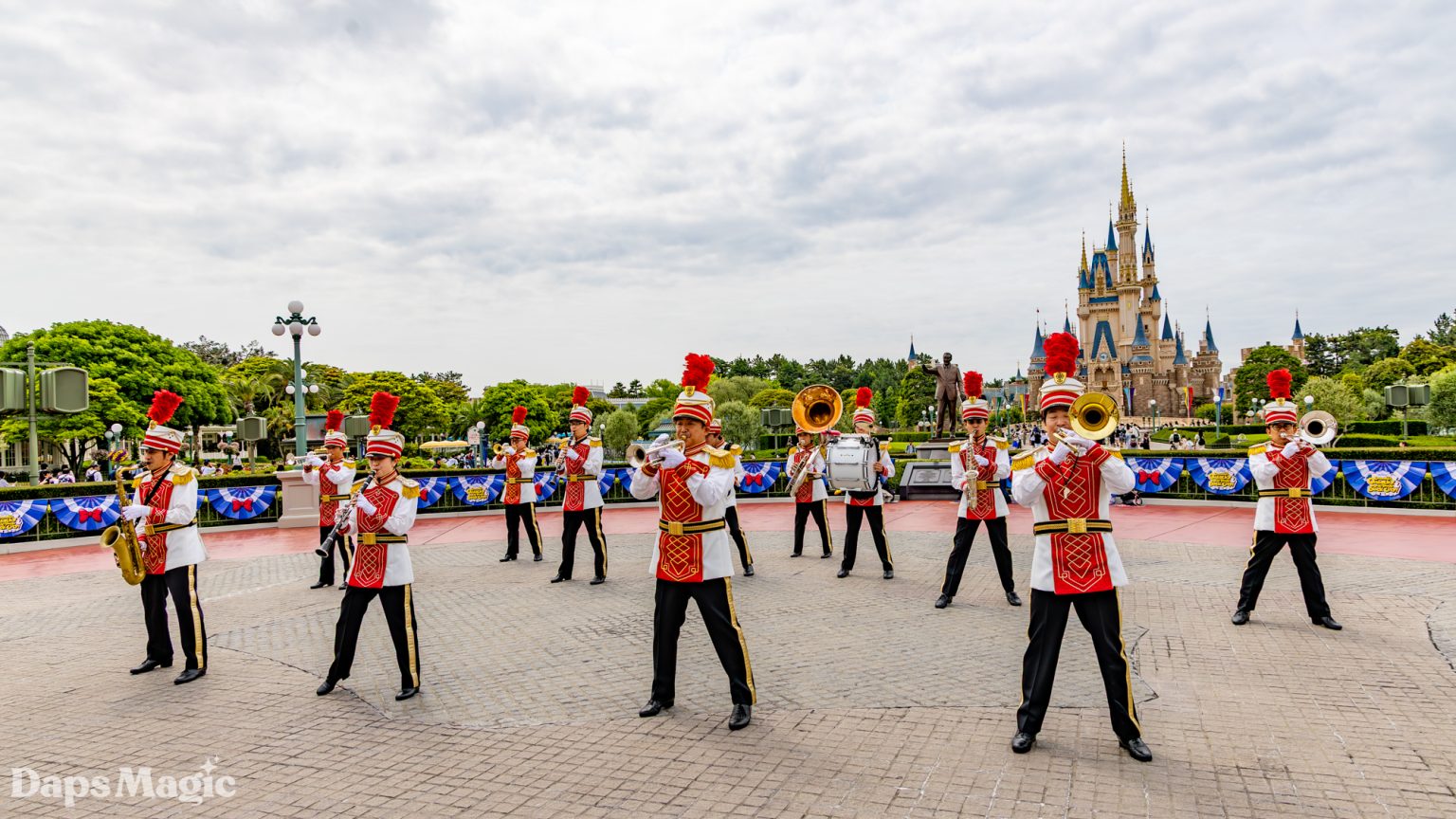 VIDEO: Tokyo Disneyland Band in Front of Partners Statue at Tokyo ...
